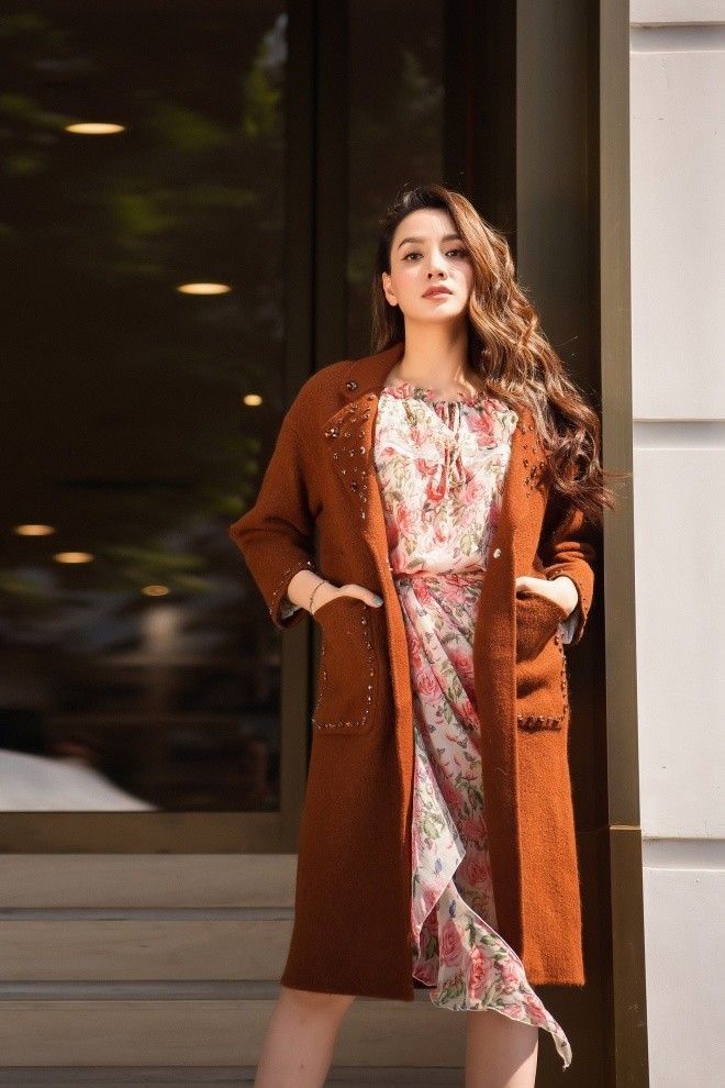 Bắt gặp siêu mẫu Trang Nhung cùng cháu gái cưng dạo phố với bà xã Tuấn Hưng