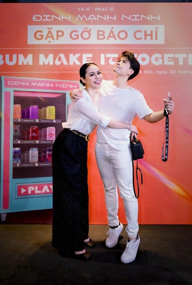 Vũ Hạnh Nguyên "chạy đôn chạy đáo" lo cho buổi ra mắt album của bạn thân 11 năm Đinh Mạnh Ninh