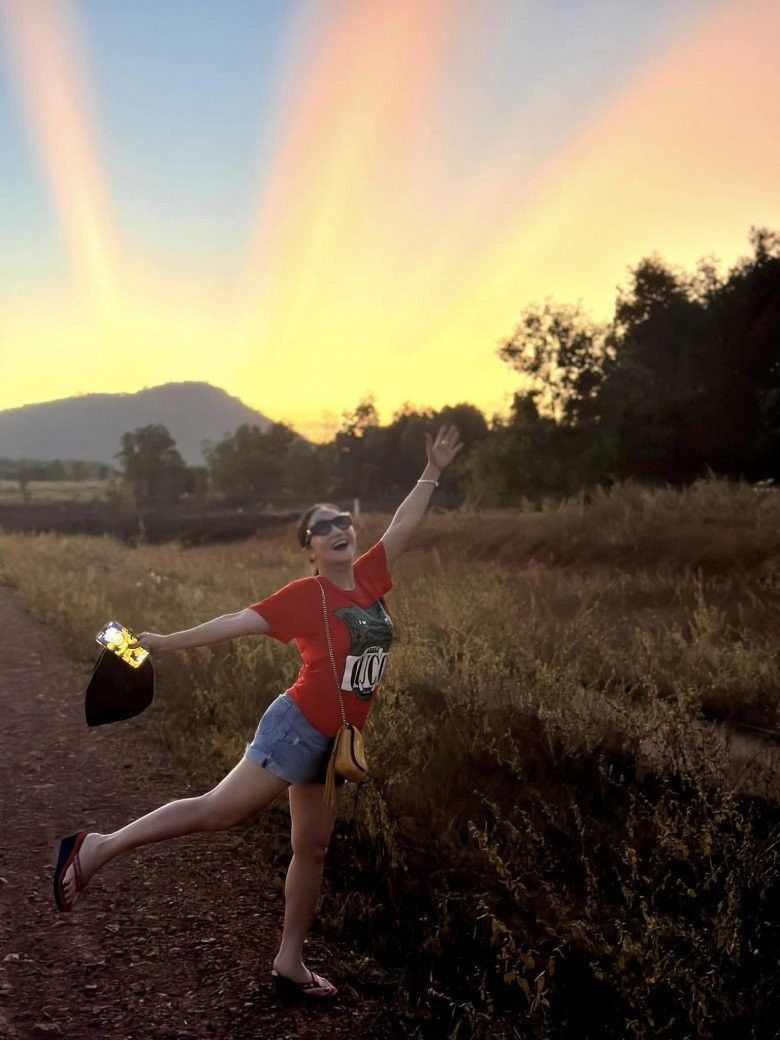 MC Cát Tường bị chê khi leo lên nóc ô tô tạo dáng táo bạo, U50 giờ "ở ...