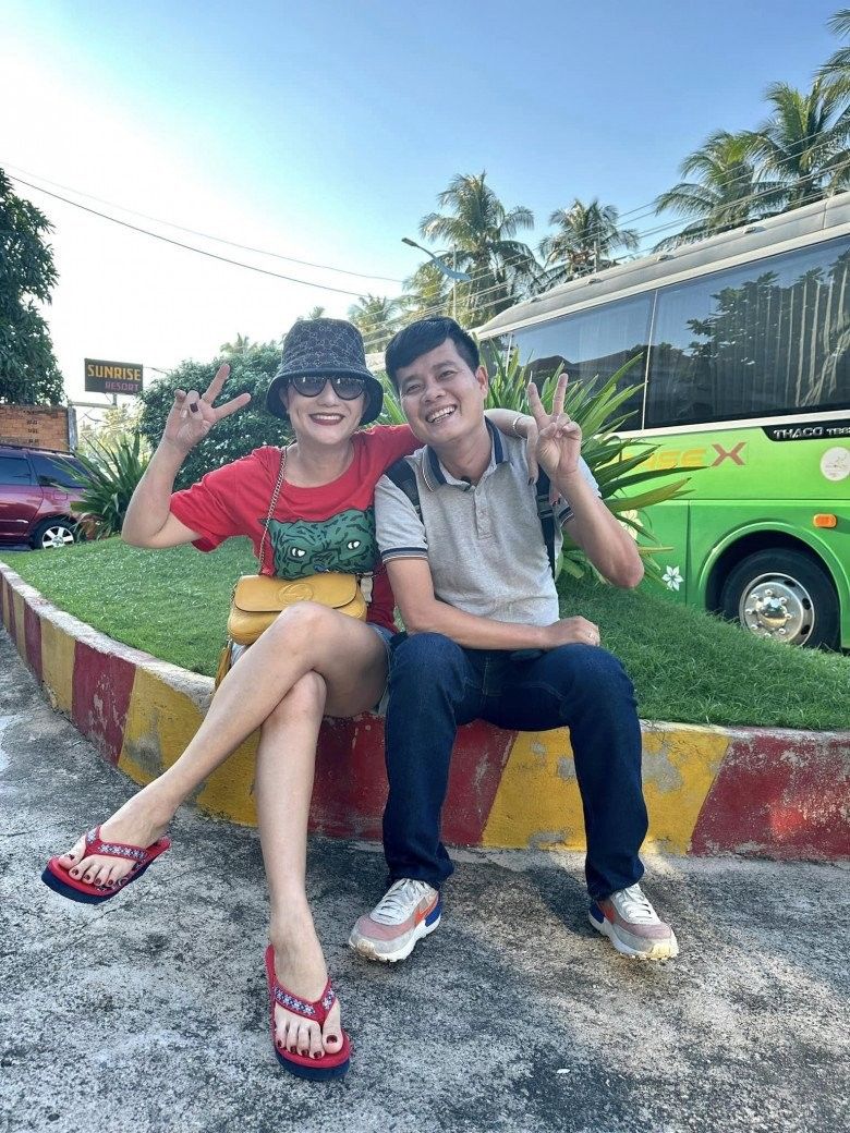 MC Cát Tường bị chê khi leo lên nóc ô tô tạo dáng táo bạo, U50 giờ "ở ...