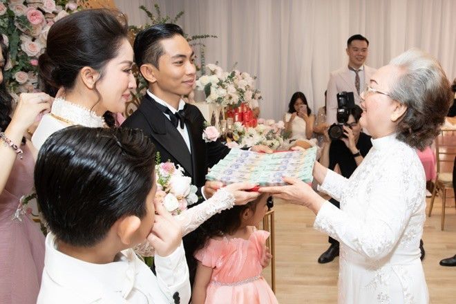Sính Lễ Khủng Phan Hiển Mang Sang Hỏi Cưới Khánh Thi Mẹ Ruột Cô Dâu Khóc Nức Nở Trao Của Hồi Môn