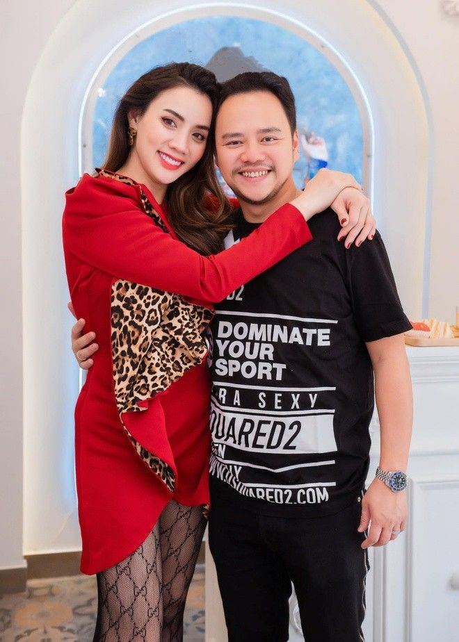 Bà xã Tuấn Hưng tới chúc mừng Trang Nhung có "tin vui", body nàng siêu mẫu chiếm "spotlight"