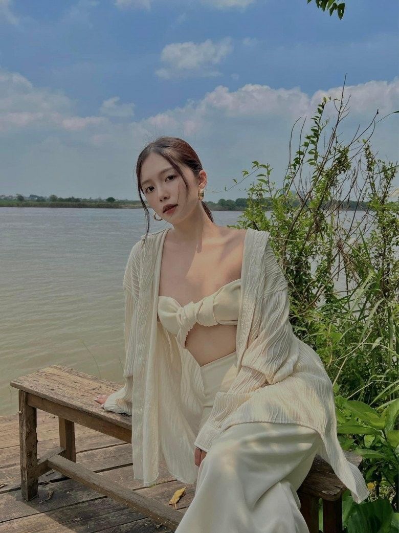 Cận cảnh nhan sắc cô nàng người mẫu khoe dáng ngọc ngà giữa triển lãm tranh