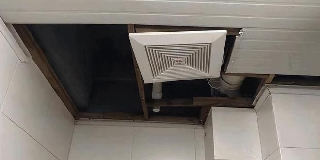 Sửa bóng đèn của căn nhà mới thuê, người đàn ông hoảng hốt khi phát ...