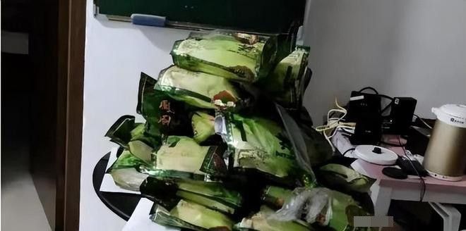 Sửa bóng đèn của căn nhà mới thuê, người đàn ông hoảng hốt khi phát ...