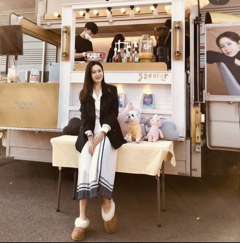 Son Ye Jin đi chơi golf luôn mang 2 món che chắn, nhưng vô tư diện hở ...