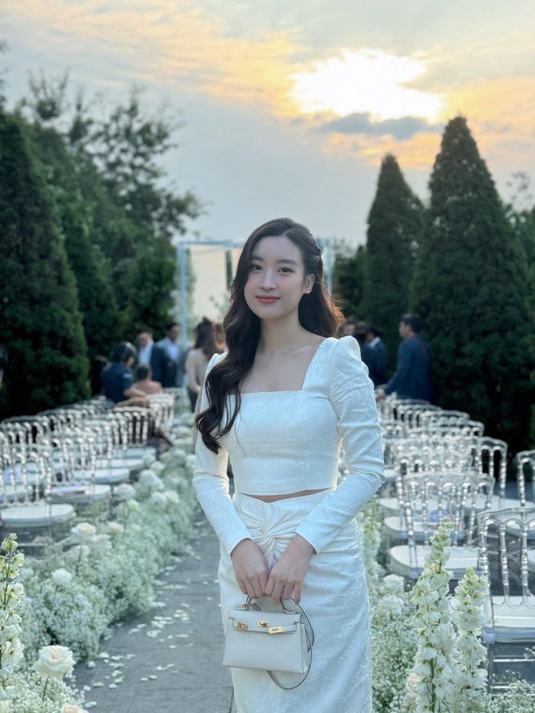 Đỗ Mỹ Linh khoe vòng eo nhỏ xíu sau sinh, không còn mũm mĩm như khi ...