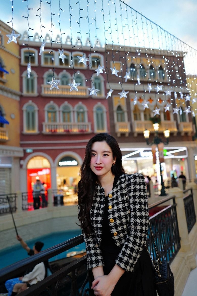 Đỗ Mỹ Linh khoe vòng eo nhỏ xíu sau sinh, không còn mũm mĩm như khi ...