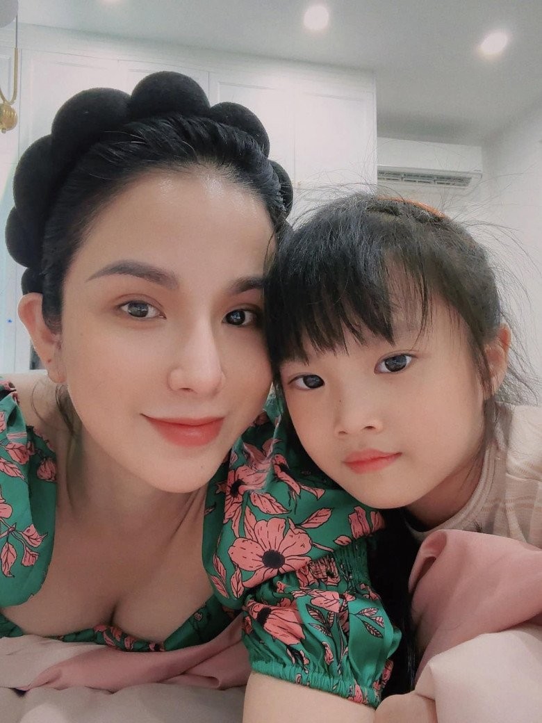 Con gái Diệp Lâm Anh mắt to 2 mí, từng được khen giống bố nay có góc nghiêng hưởng trọn nét đẹp ...