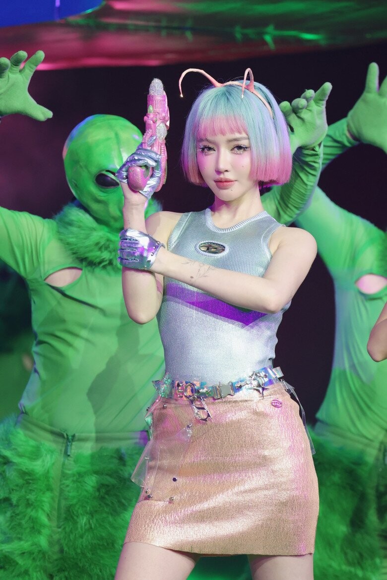 "Em xinh say hi" tập 10: Bảo Anh xúc động đưa con gái lên sân khấu, đội ...