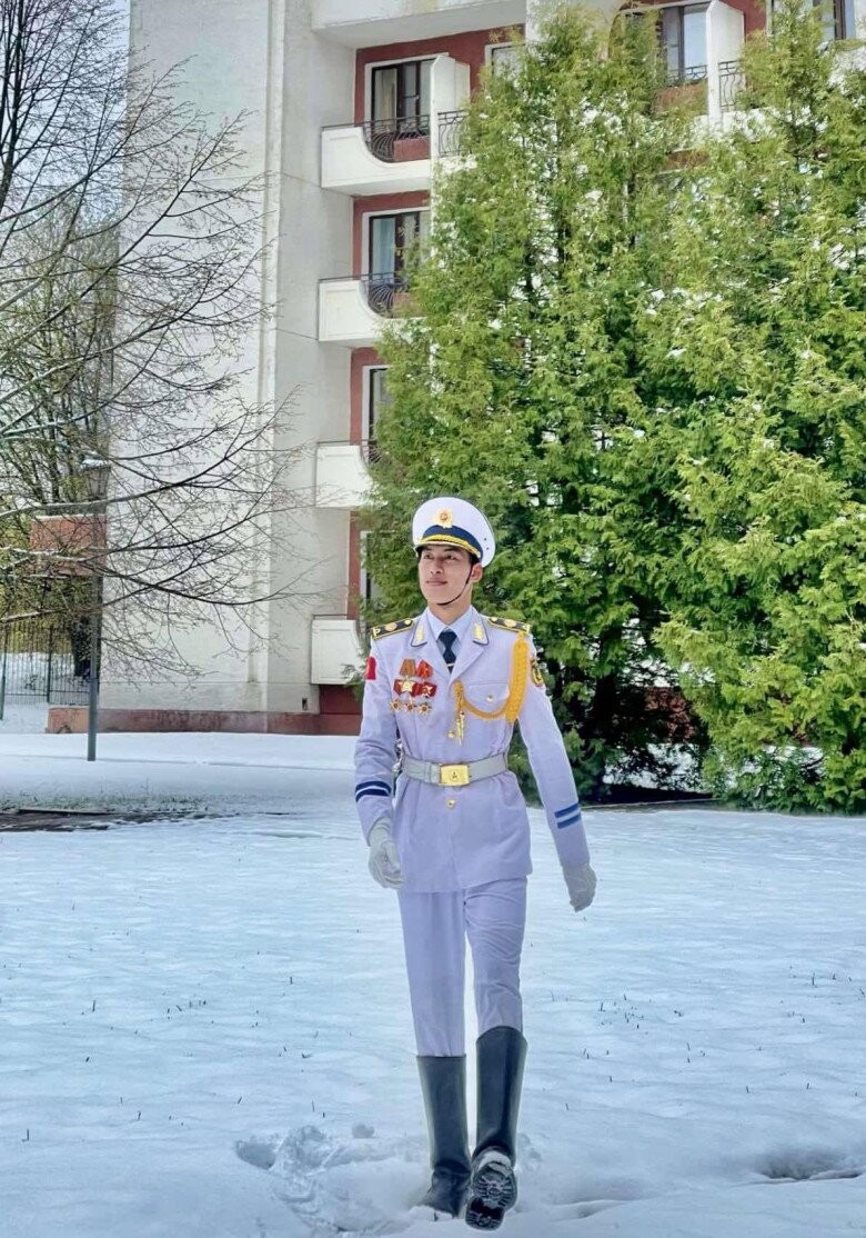 Võ Hạ Trâm được chiến sĩ từng duyệt binh tại Quảng trường Đỏ xin chụp ...