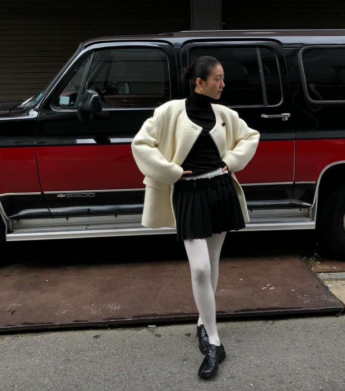 Mặc áo len đen suốt mùa đông không sợ bị chê già xấu nếu bạn biết 8 ...