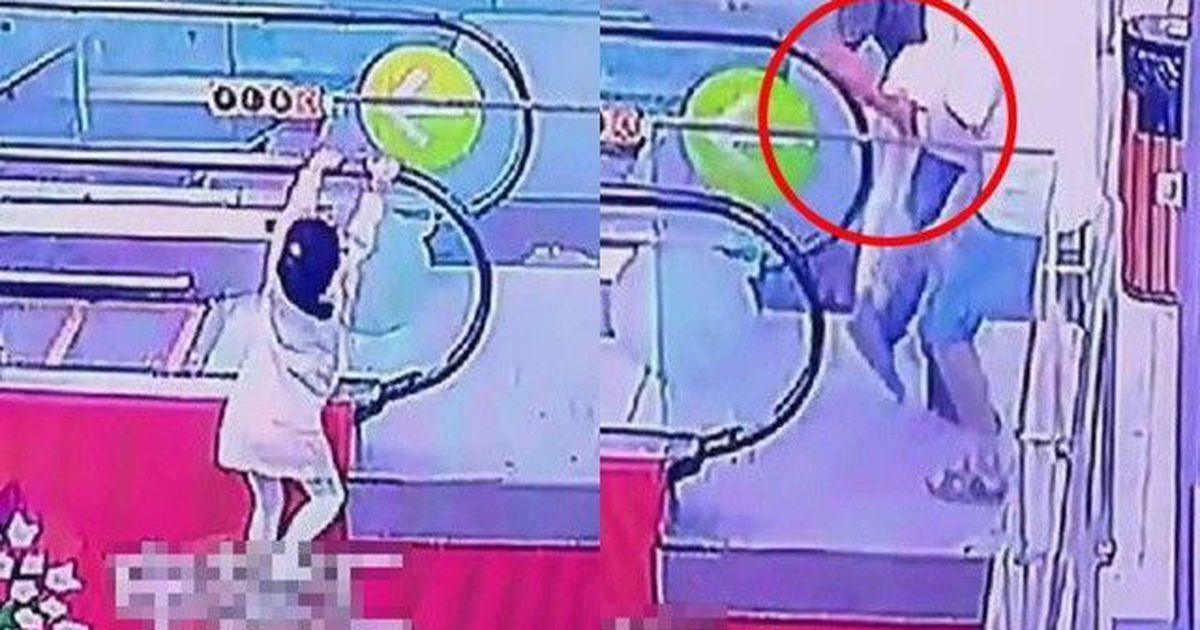 Cứu bé gái đang cheo leo ở thang cuốn, người đàn ông lại hứng chỉ trích ...